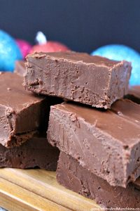 Creamy Fudge Recipe (Easy to Make In Minutes) - Moms & Munchkins