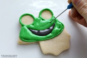 Frog Cookies Decorating Tutorial - Moms & Munchkins
