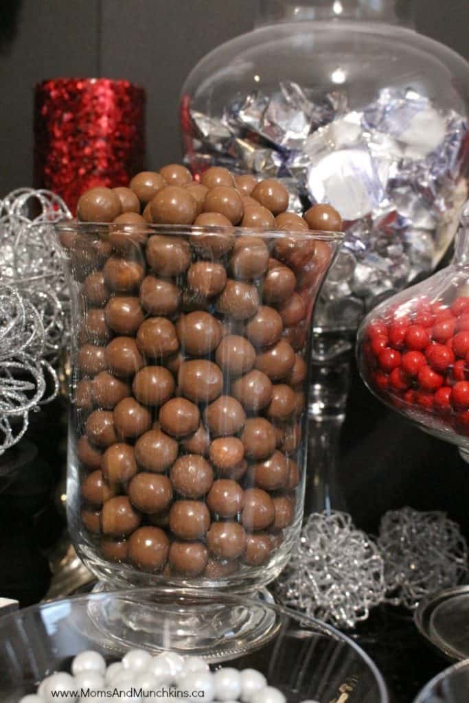 Holiday Candy Bar Ideas - Moms & Munchkins