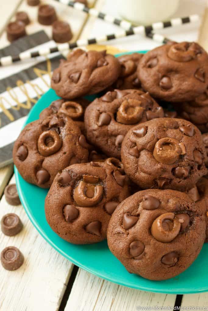 Rolo Cookies Recipe (Chocolate Caramel Cookies) - Moms & Munchkins