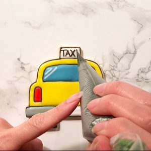 NYC Taxi Cookies - Cookies Decorating Tutorial - Moms & Munchkins