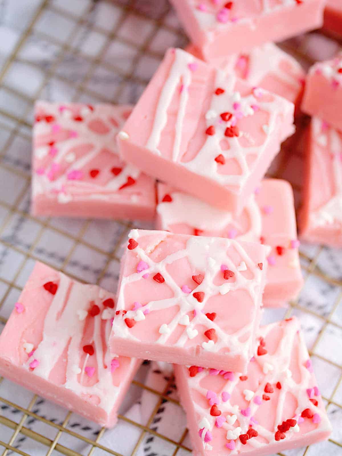 Easy Homemade Valentine's Day Fudge! - Moms & Munchkins